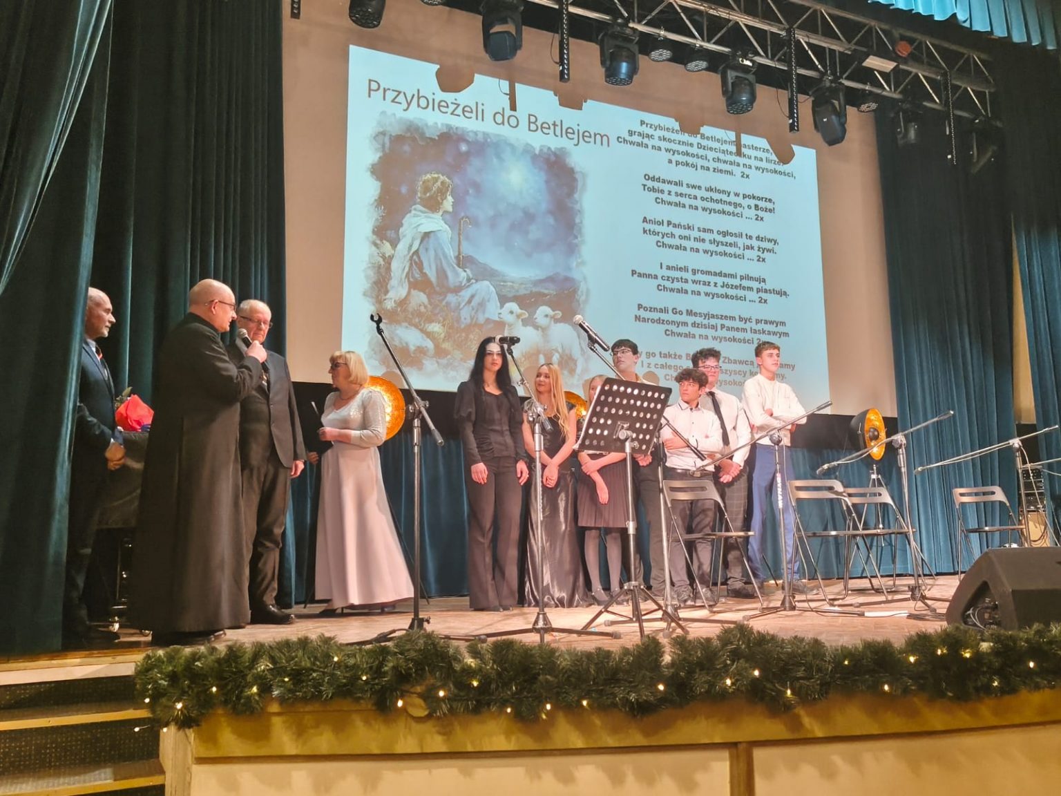 IWONICZ ZDRÓJ: Kolędowo-karnawałowy koncert sanockich muzyków porwał ...